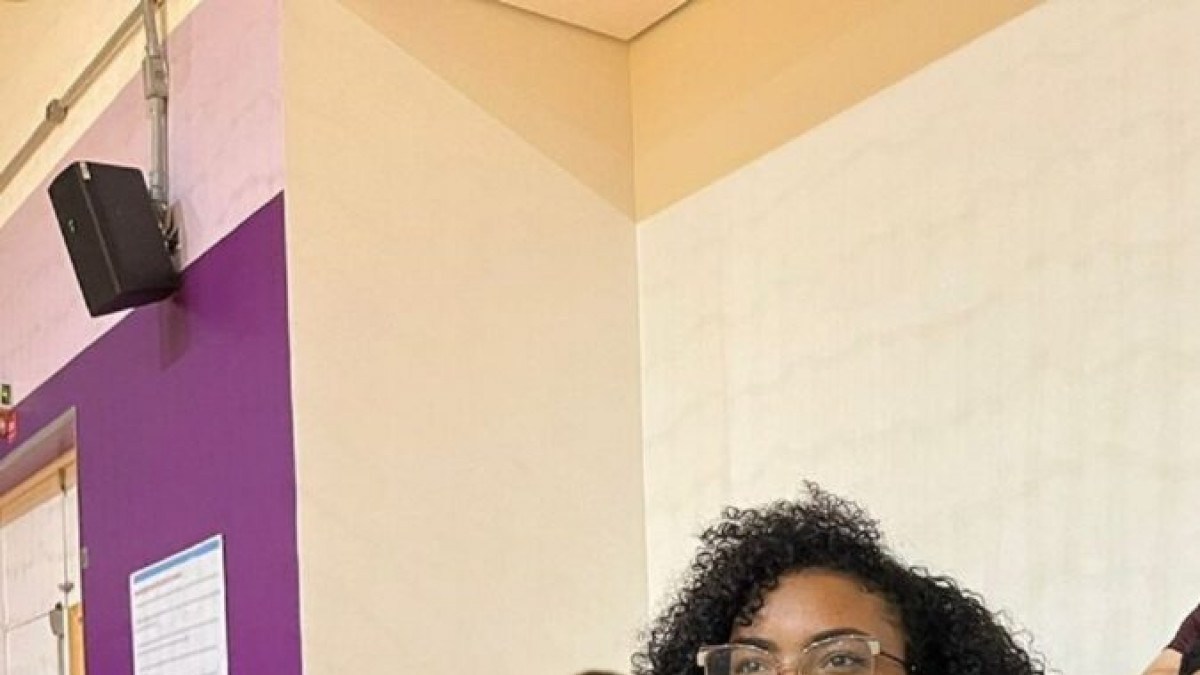 Conheça Letícia Pinho, jornalista preta que é exceção como narradora ...